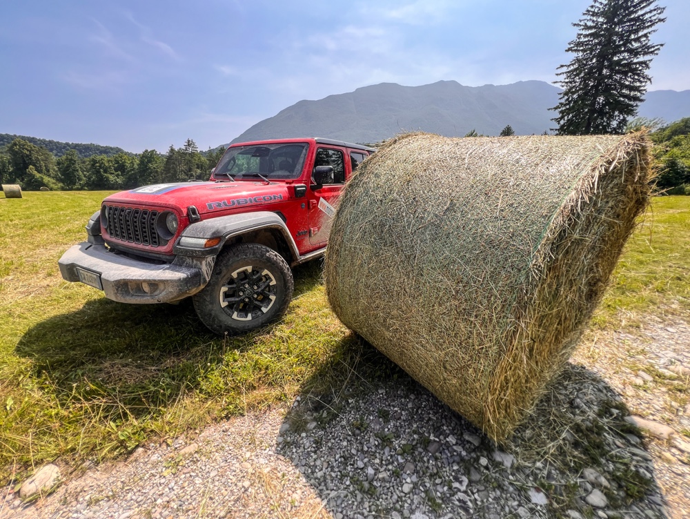 Jeep Rubicon 4xe: 380 CV tra fango e silenzio elettrico